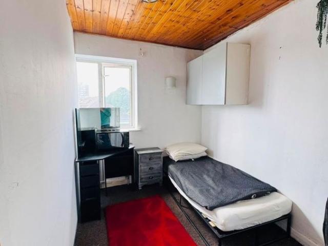 Finchley Lane, London NW4, Room to rent, £700 pcm | PrimeLocation
