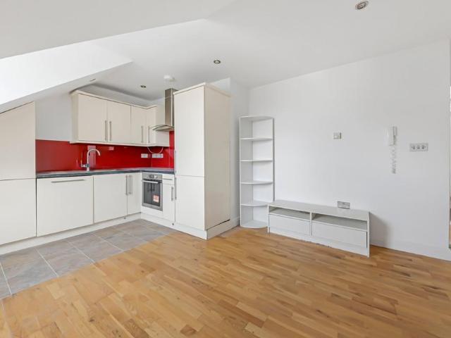 Finchley Road, Childs Hill, London 3 bed flat to rent £2,300 pcm £531 pw