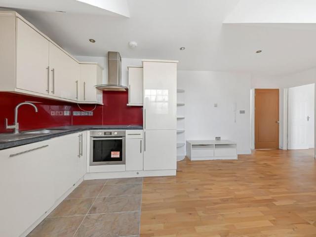 Finchley Road, Childs Hill, London 3 bed flat to rent £2,300 pcm £531 pw