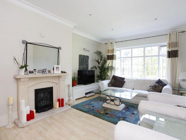 Finchley Road, Child's Hill, London, NW2 2 bed flat to rent £2,300 pcm £531 pw