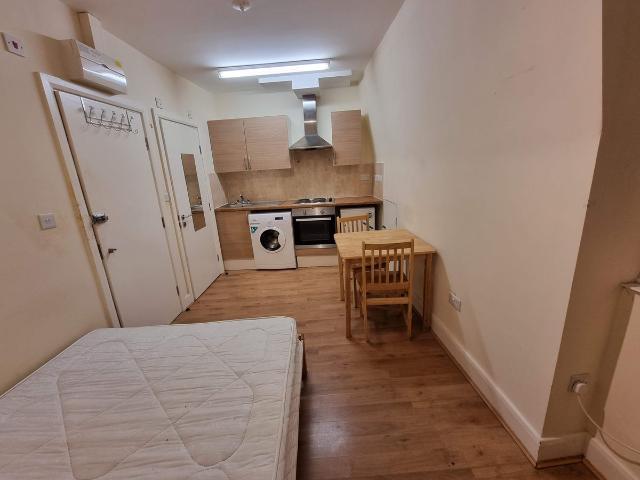Finchley Road, Golders Green, London NW11, Studio to rent, £995 pcm | PrimeLocation
