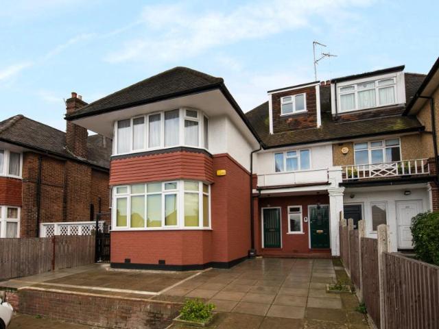 Finchley Road, Golders Green, NW11 3 bed flat to rent £2,747 pcm £634 pw
