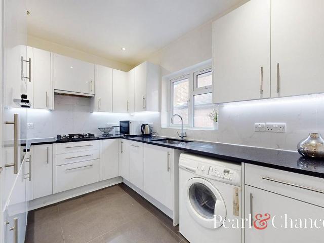 Finchley Road, Golders Green, NW11 3 bed flat to rent £2,747 pcm £634 pw