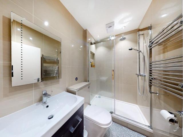 Finchley Road, Golders Green, NW11 3 bed flat to rent £2,747 pcm £634 pw