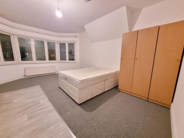 Finchley Road, Golders Green NW11, Room to rent, £900 pcm | PrimeLocation