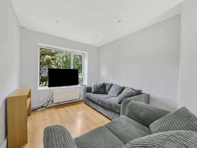Finchley Road, Hampstead, London 3 bed terraced house to rent £5,000 pcm £1,154 pw