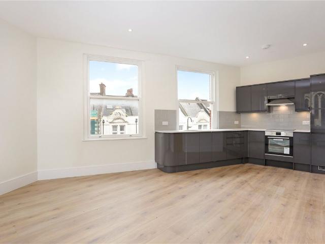 Finchley Road, Hampstead, London NW3, 2 bed flat to rent, £2,600 pcm | PrimeLocation