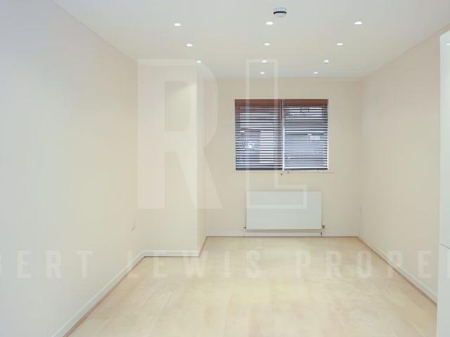 Finchley Road, London NW11, Studio to rent, £1,400 pcm | PrimeLocation