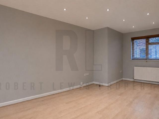 Finchley Road, London NW11, Studio to rent, £1,400 pcm | PrimeLocation