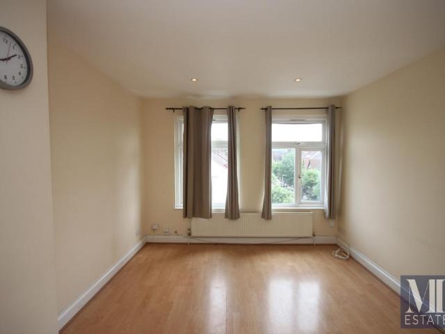 Finchley Road, London NW11 2 bed flat to rent £1,750 pcm £404 pw