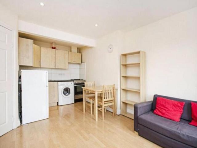Finchley Road London NW11 2 bed flat to rent £1,750 pcm £404 pw