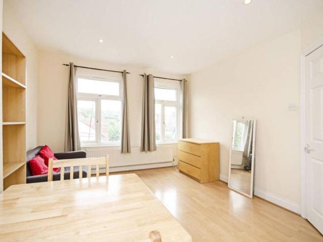 Finchley Road, London NW11, 2 bed flat to rent, £1,750 pcm | PrimeLocation