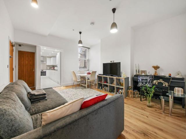 Finchley Road, London NW11, 2 bed flat to rent, £1,950 pcm | PrimeLocation