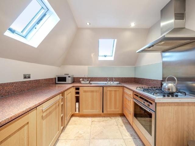 Finchley Road London NW11 2 bed flat to rent £2,197 pcm £507 pw