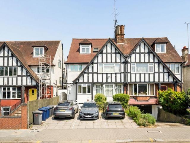 Finchley Road, London NW11 3 bed flat to rent £3,400 pcm £785 pw