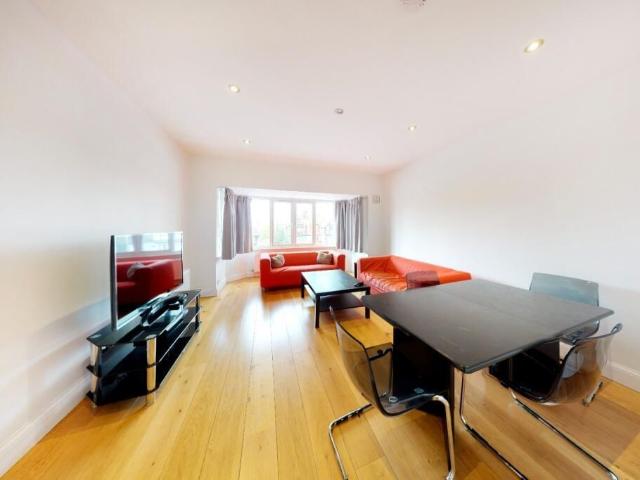 Finchley Road, London NW11, 3 bed flat to rent, £2,747 pcm | PrimeLocation