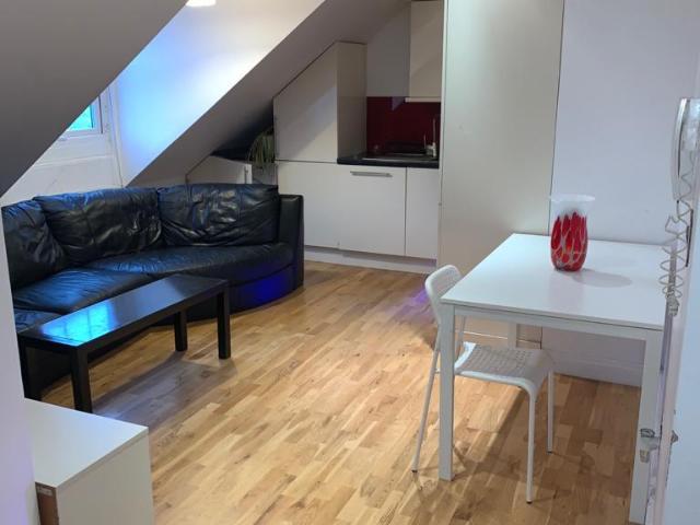 Finchley Road, London NW2 4 bed flat to rent £2,400 pcm £554 pw