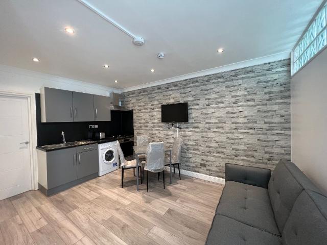 Finchley Road, London NW3, 2 bed flat to rent, £2,350 pcm | PrimeLocation