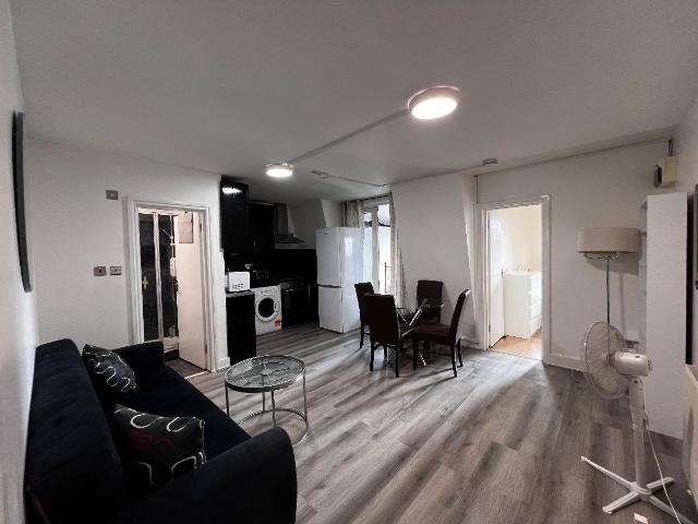 Finchley Road, London NW3, 2 bed flat to rent, £2,350 pcm | PrimeLocation