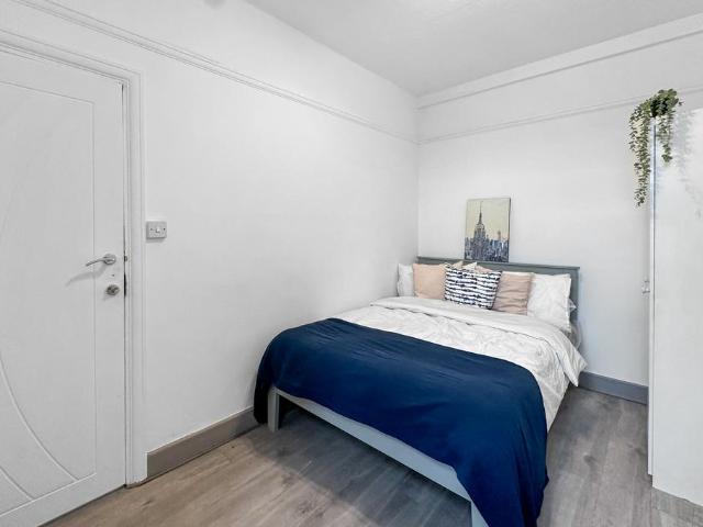 Finchley Road, London NW3 4 bed house of multiple occupation to rent £1,040 pcm £240 pw