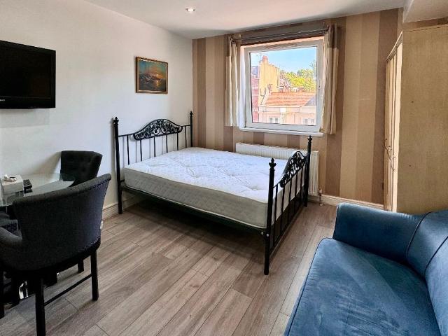 Finchley Road, London NW3, Studio to rent, £1,500 pcm | PrimeLocation