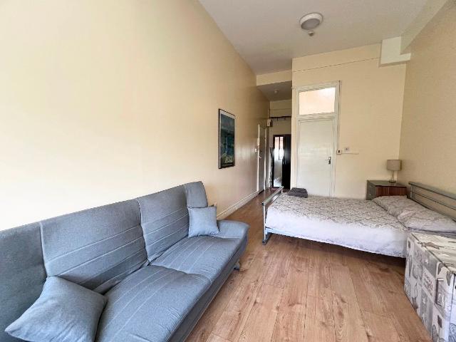 Finchley Road, London NW3, Studio to rent, £1,500 pcm | PrimeLocation