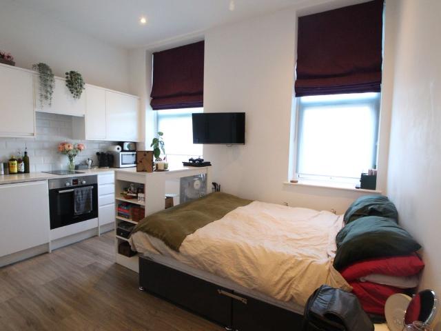 Finchley Road, London NW3, Studio to rent, £1,196 pcm | PrimeLocation