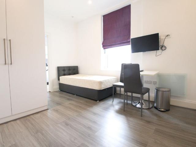 Finchley Road, London NW3, Studio to rent, £1,300 pcm | PrimeLocation