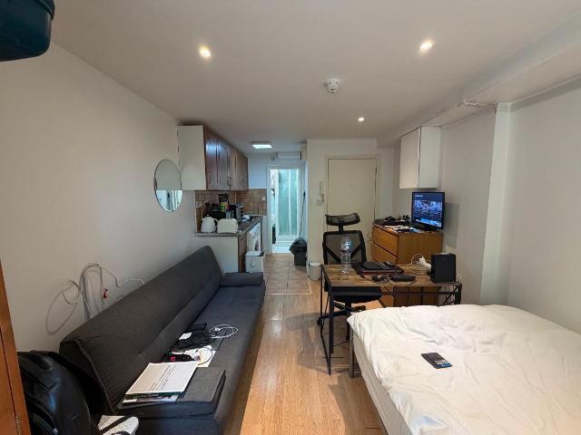 Finchley Road, London NW3, Studio to rent, £1,300 pcm | PrimeLocation