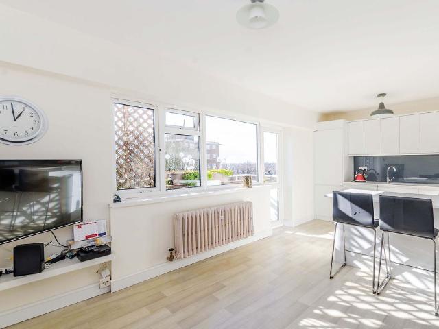 Finchley Road, Swiss Cottage, London NW3, 2 bed flat to rent, £2,600 pcm | PrimeLocation