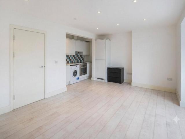Finchley Road, Flat 4, 1037a, London. 1 bed flat to rent £1,475 pcm £340 pw
