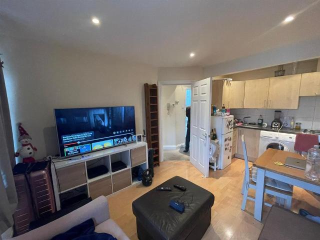 Finchley Road, Temple Fortune, NW11 2 bed apartment to rent £1,750 pcm £404 pw