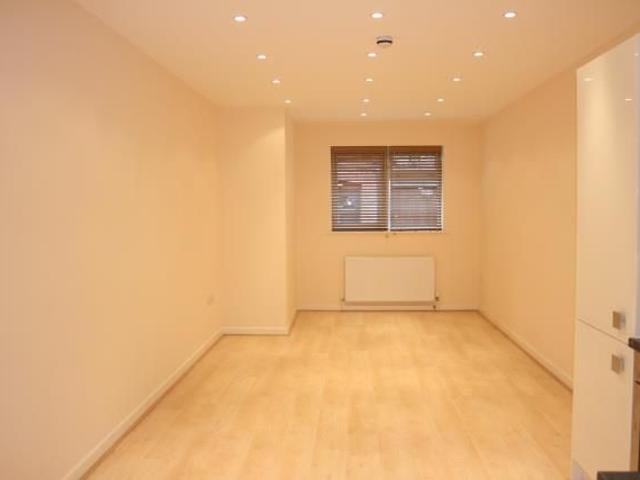 Finchley Road, Temple Fortune NW11, Studio to rent, £1,400 pcm | PrimeLocation