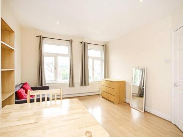 Finchley Road, Temple Fortune, London NW11, 2 bed flat to rent, £1,733 pcm | PrimeLocation