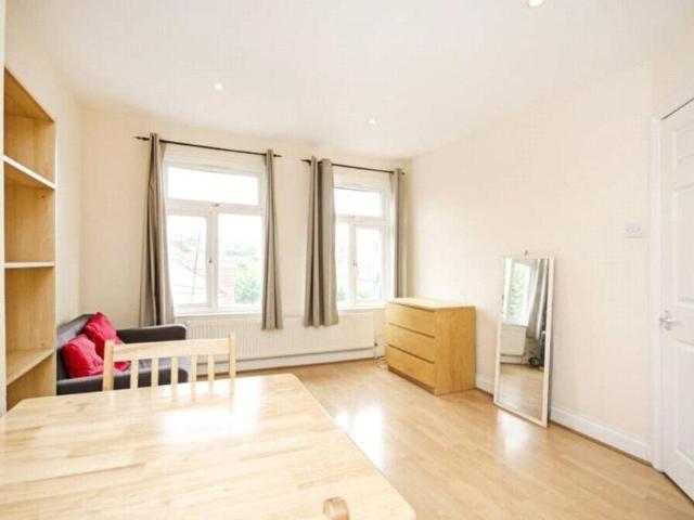 Finchley Road, Temple Fortune. 2 bed apartment to rent £1,733 pcm £400 pw