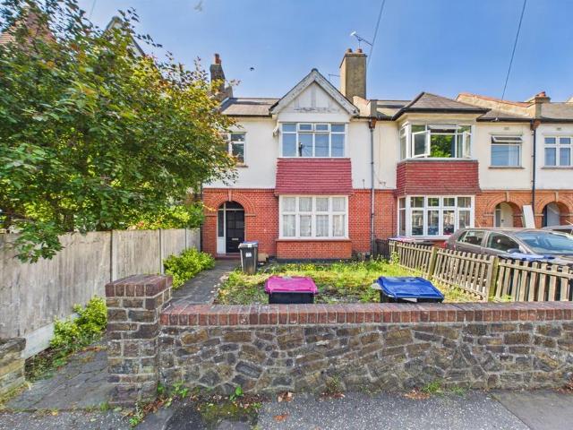 Finchley Road, Westcliff on Sea 3 bed flat to rent £1,375 pcm £317 pw