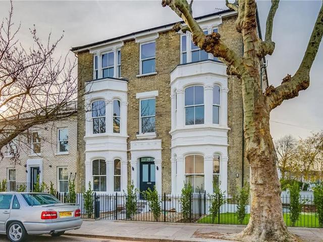 Findon Road, London W12 2 bed flat to rent £2,450 pcm £565 pw