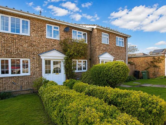 Findlay Drive, Guildford, Surrey, GU3 3 bed terraced house to rent £1,850 pcm £427 pw