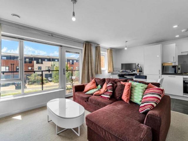 Finefield Walk, Slough 2 bed flat to rent £1,800 pcm £415 pw