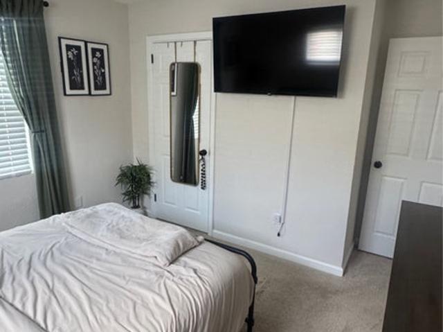 Finished private room & bath in quite home