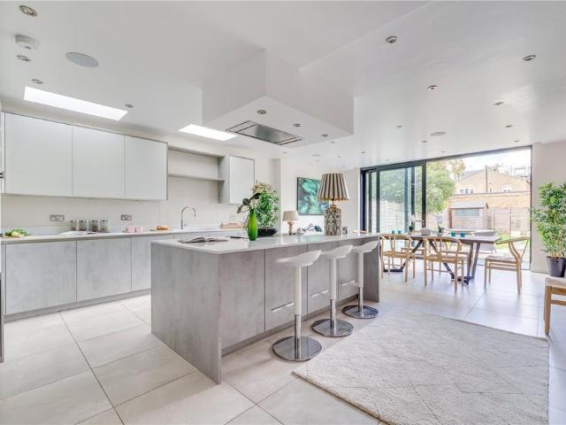 Finlay Street, London, SW6 6 bed terraced house to rent £10,750 pcm £2,481 pw