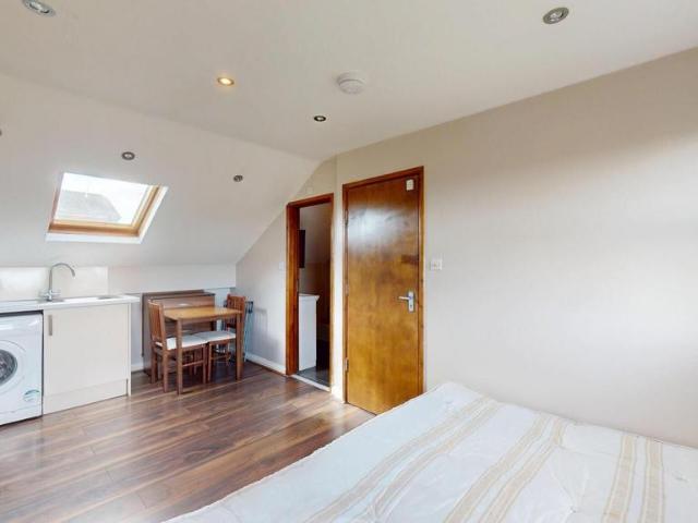 Finsbury Park, London N4 Studio to rent £1,450 pcm £335 pw