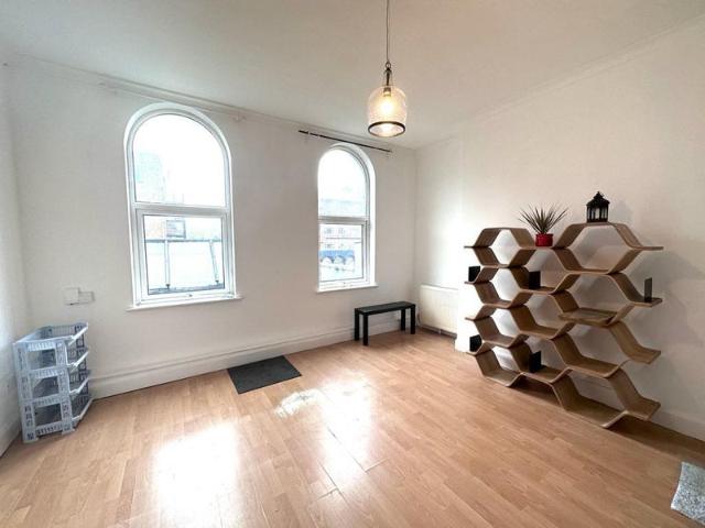 Finsbury Park Studio Zone 2 ex bills