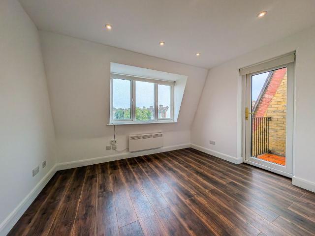 Field Court, Wellington Road, London SW19, 1 bed flat to rent, £1,575 pcm | PrimeLocation