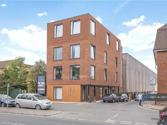 Field End Road, Ruislip, HA4 2 bed flat to rent £1,900 pcm £438 pw