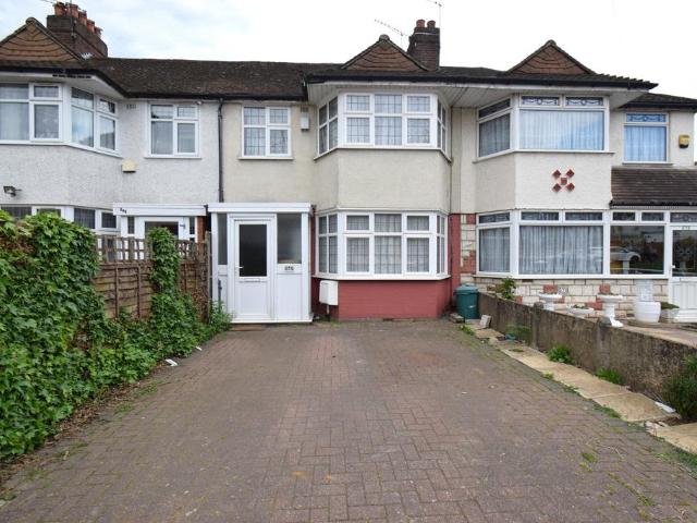 Field End Road, Ruislip HA4 3 bed terraced house to rent £2,250 pcm £519 pw