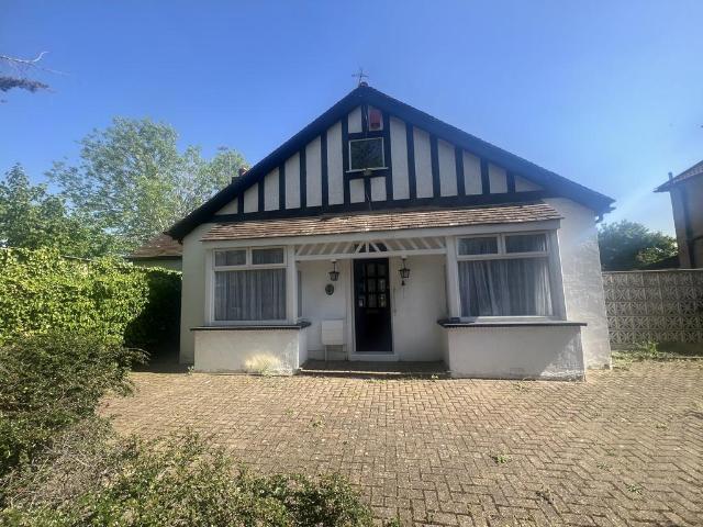 Field End, Ruislip HA4 2 bed detached bungalow to rent £1,950 pcm £450 pw