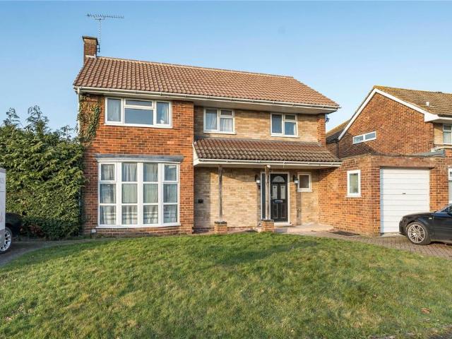Field End, Woking GU24 4 bed detached house to rent £2,700 pcm £623 pw