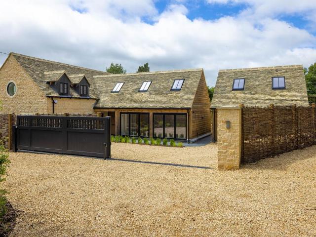 Field Gate, Milton under Wychwood, OX7 4 bed detached house to rent £4,950 pcm £1,142 pw
