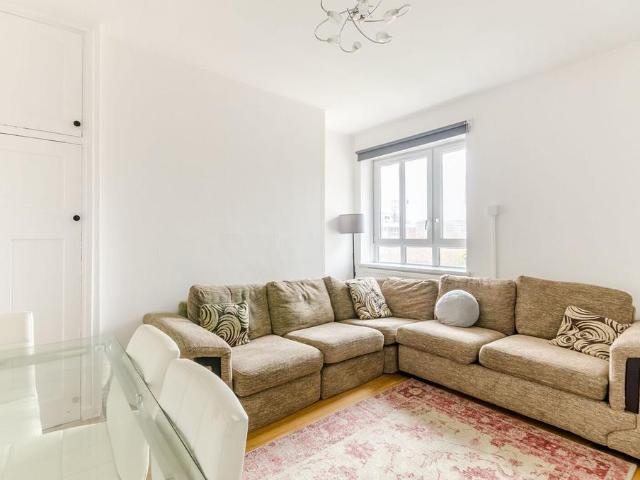 Field Road, Barons Court, London, W6 3 bed flat to rent £3,034 pcm £700 pw